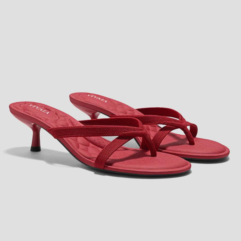 Anne Hathaway just made comfort-first heeled sandals look effortlessly chic
