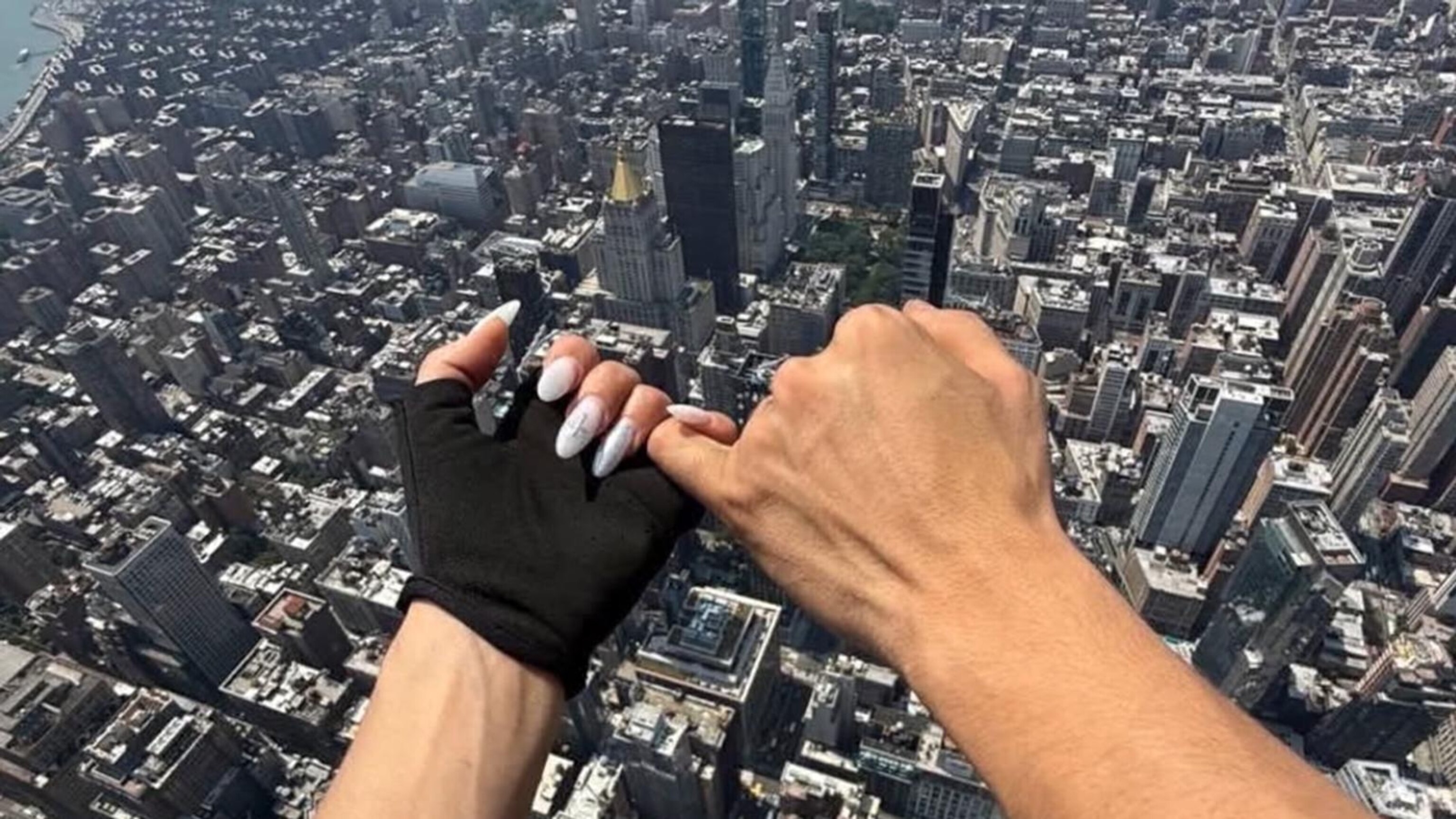 Daredevils climb to top of the Empire State Building, display banner ...