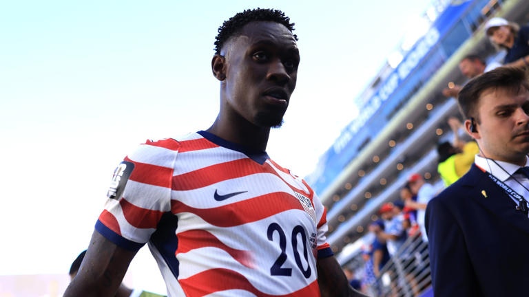 Folarin Balogun receives red card in second half against Bosnia and ...