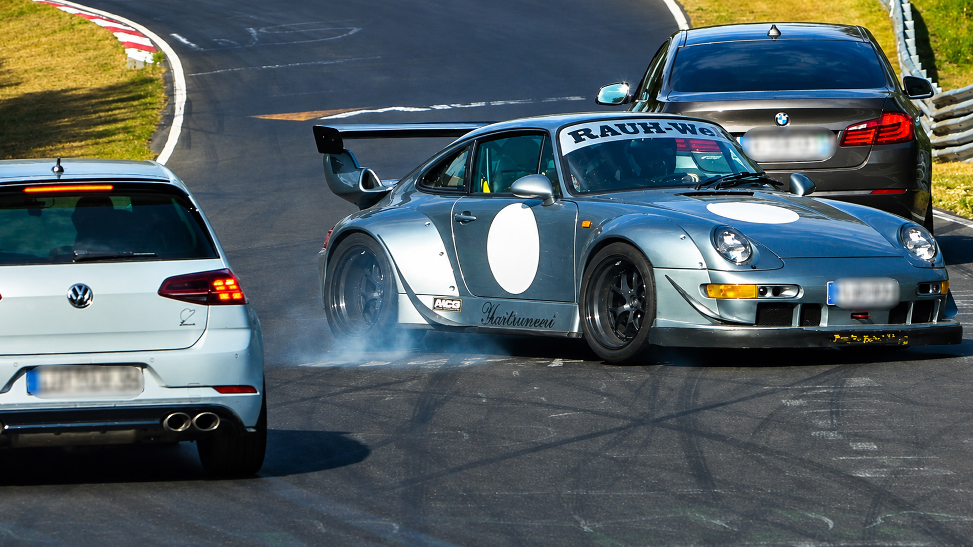 Klassischer Porsche verliert die Kontrolle und dreht sich fast in einen ...