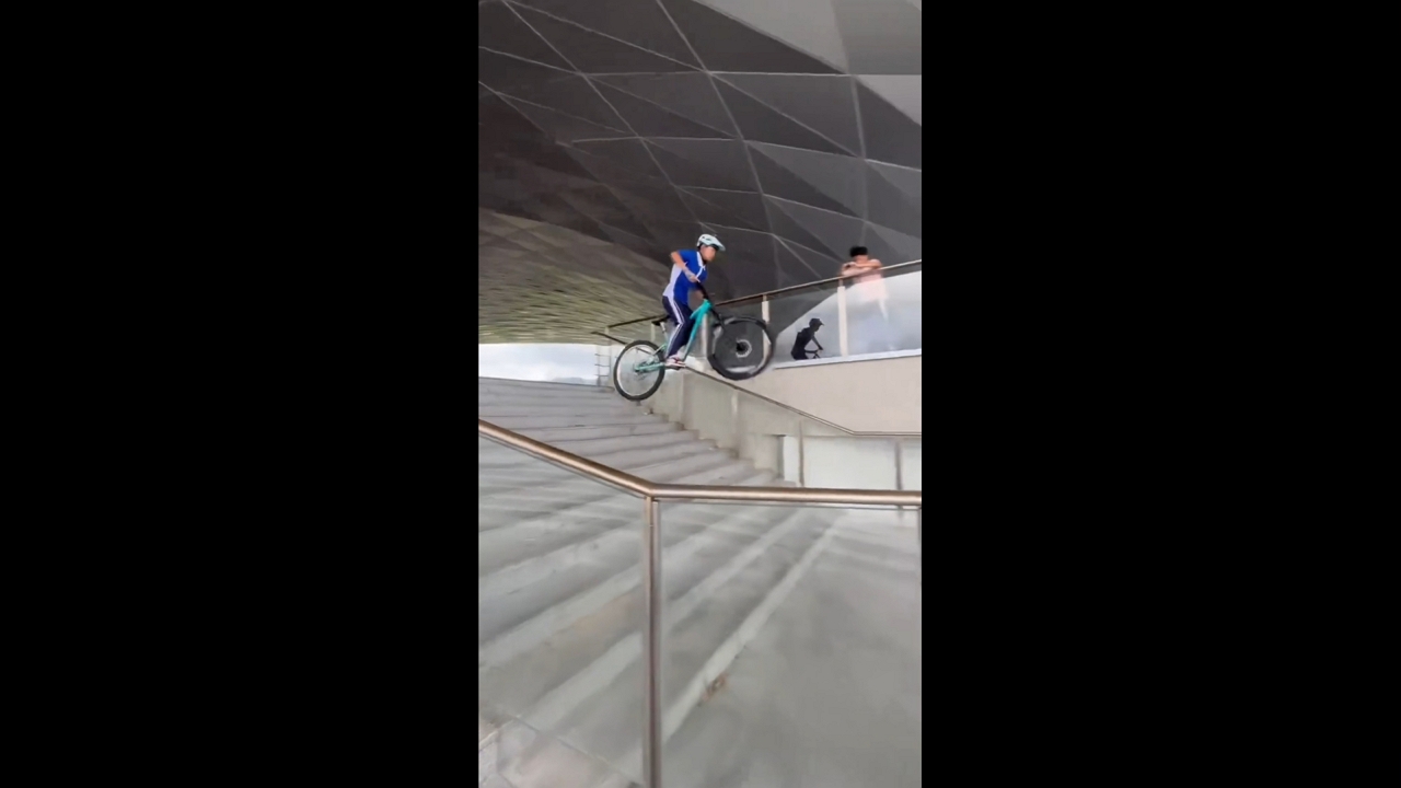 Epic staircase bike crash in Guangdong!