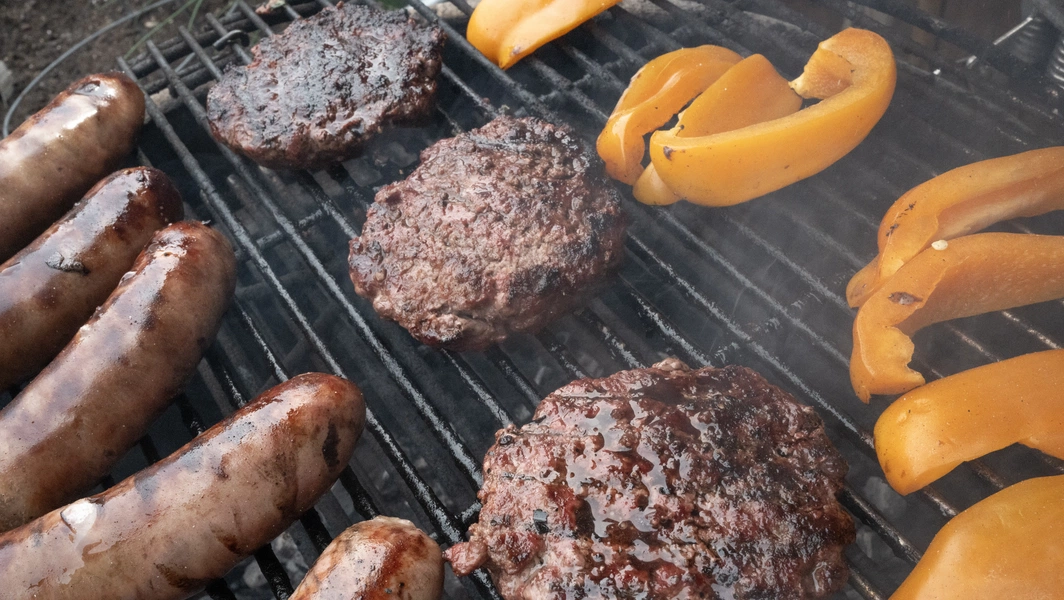 Pork vs beef burgers: Nutrition, flavor, and environmental impact