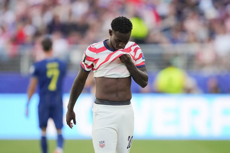 Mauricio Pochettino reaction to Folarin Balogun red card says it all