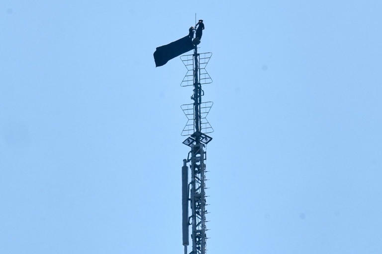 Climber couple arrested after scaling Empire State Building antenna for ...