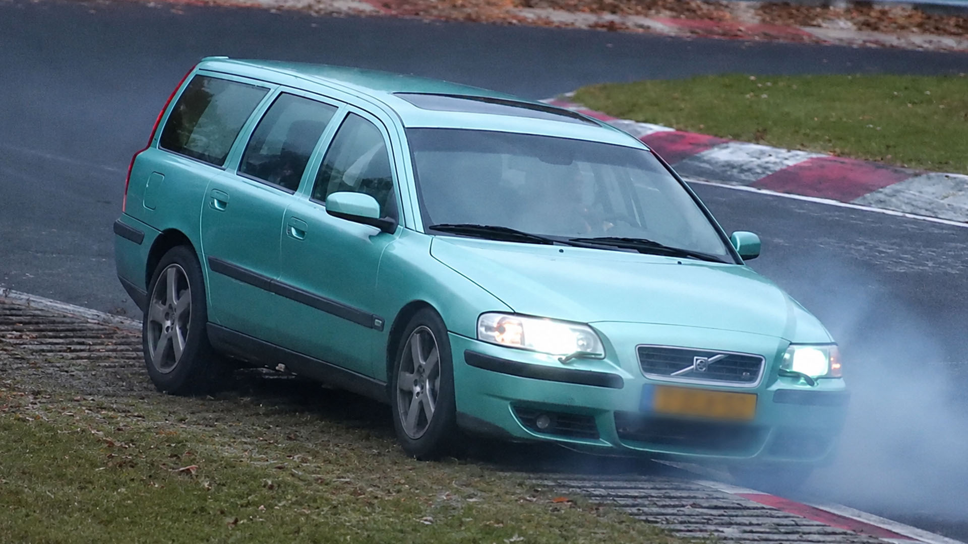 High speed corner nearly catches another driver off guard at Nürburgring