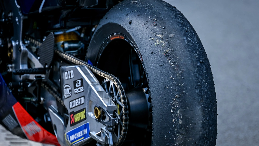 How fat motorcycle tires affect performance