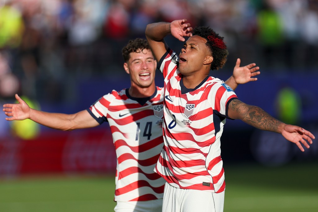 USMNT overcomes red card, advances to World Cup round of 16 with ...