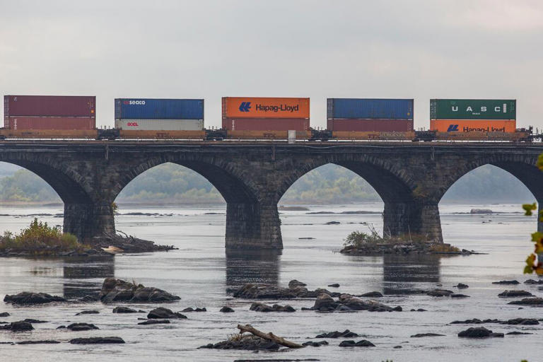 When will the historic Big Boy locomotive cross the Rockville Bridge?