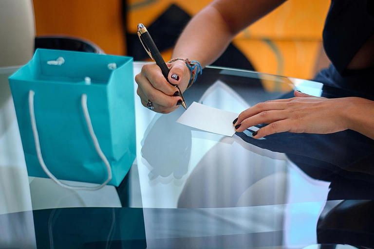 Why are you right- or left-handed? Experiments suggest surprisingly ...