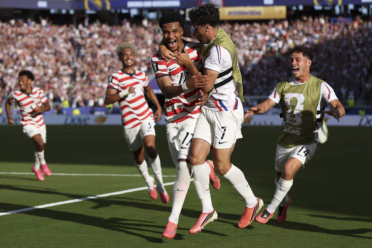 USA overcomes Balogun red card, beats Bosnia 2-0 to reach World Cup ...