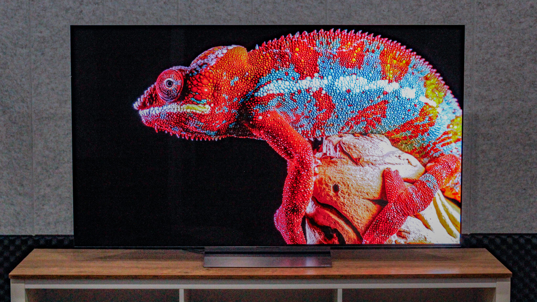 I tested the LG C6 OLED for a week, and its color accuracy and contrast ...