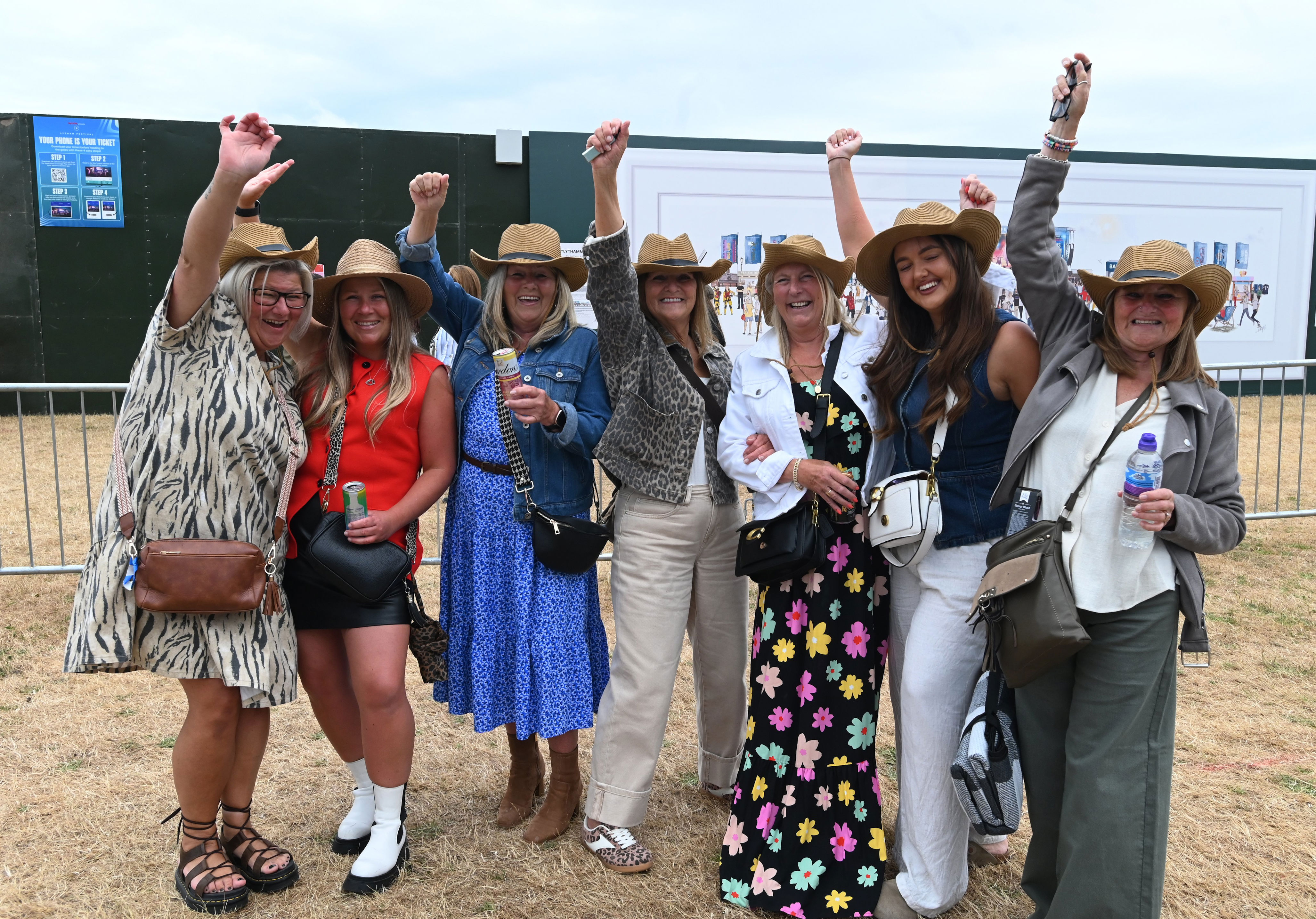 lytham-festival-2026-25-brilliant-crowd-pictures-as-teddy-swims