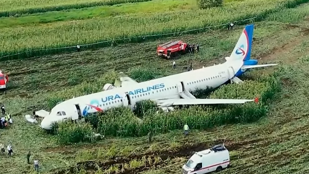 Watch a Russia flight lose both engines after bird strike - "No power ...