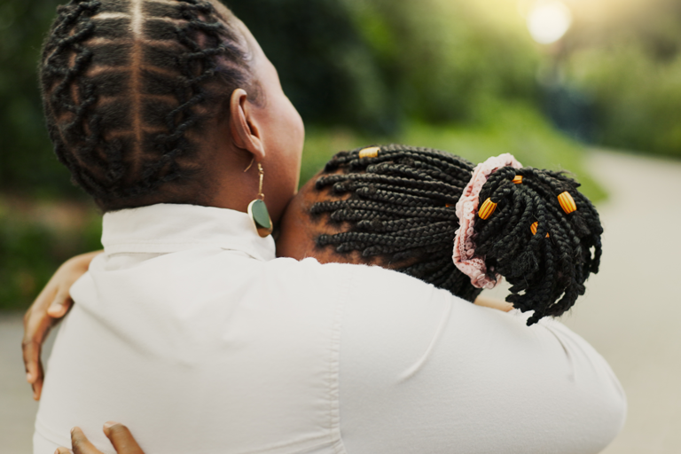 Mom combs out daughter’s natural hair after over 5 years—unprepared for ...