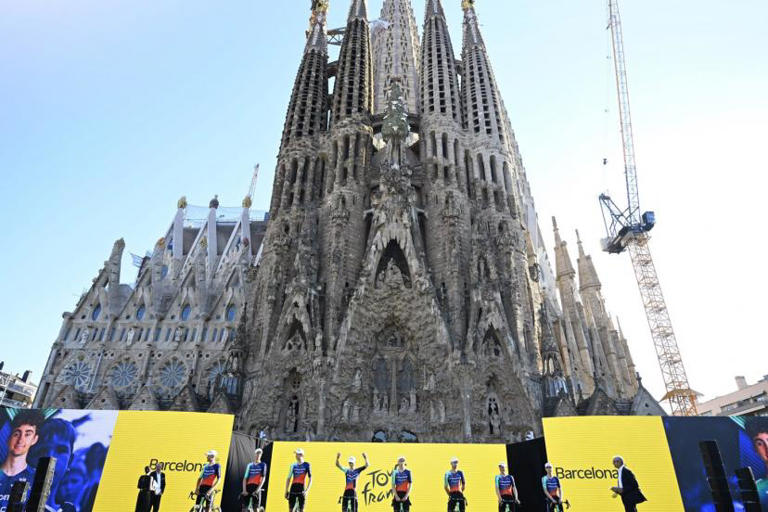 At the foot of the Sagrada Familia, a dizzying presentation