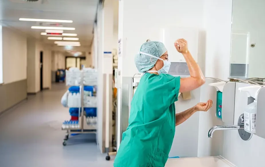 Experts stress overlooked hand drying step to cut germs