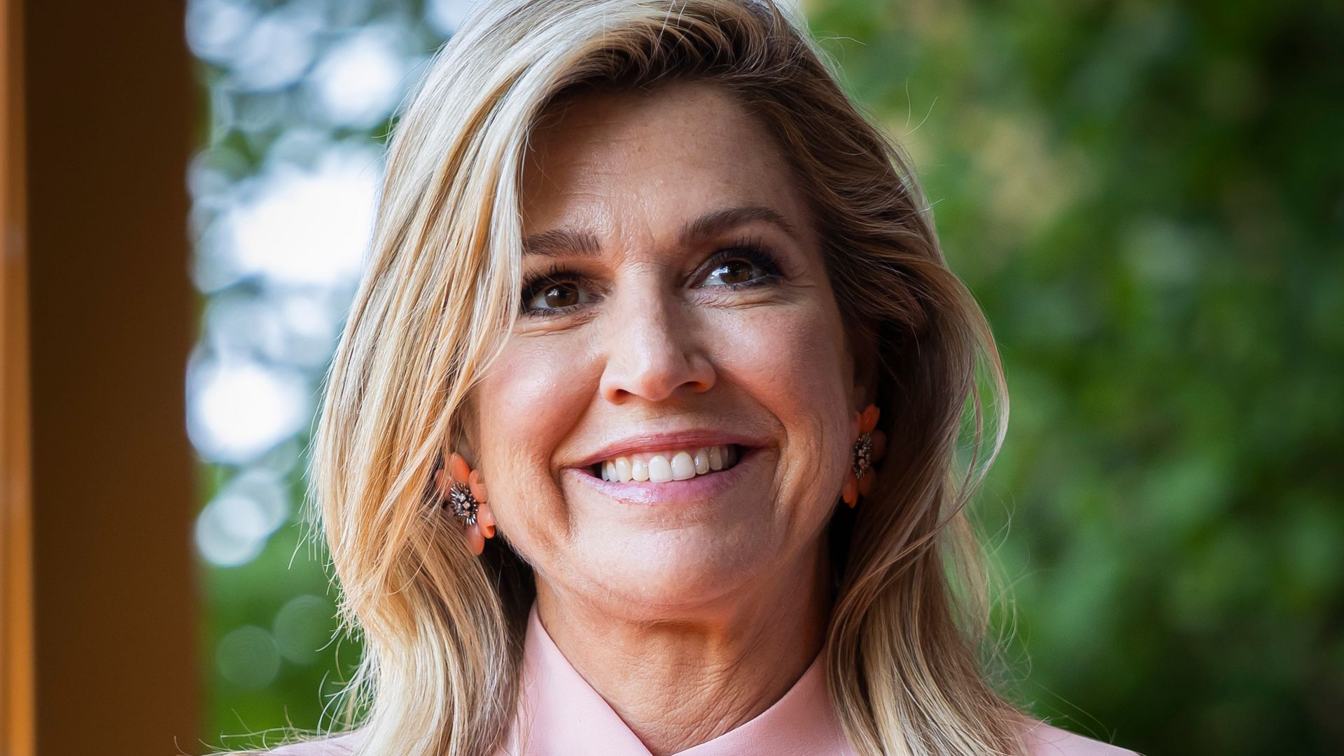 Queen Máxima's emerald jewels steal the show in a vibrant green fringe ...