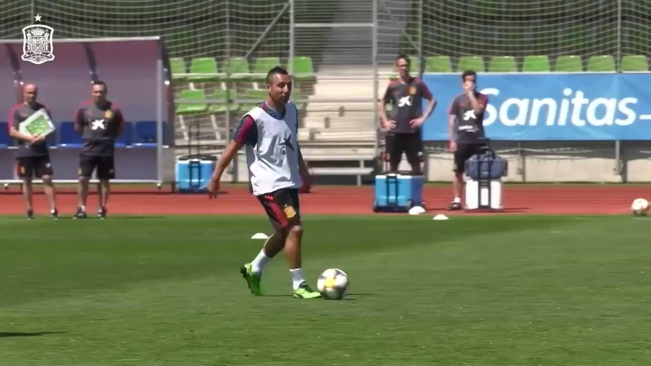 File: Former Spain and Arsenal playmaker Cazorla retires at 41