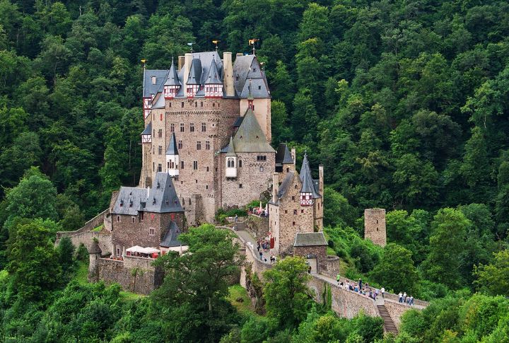 25 beautiful castles you can visit in Europe