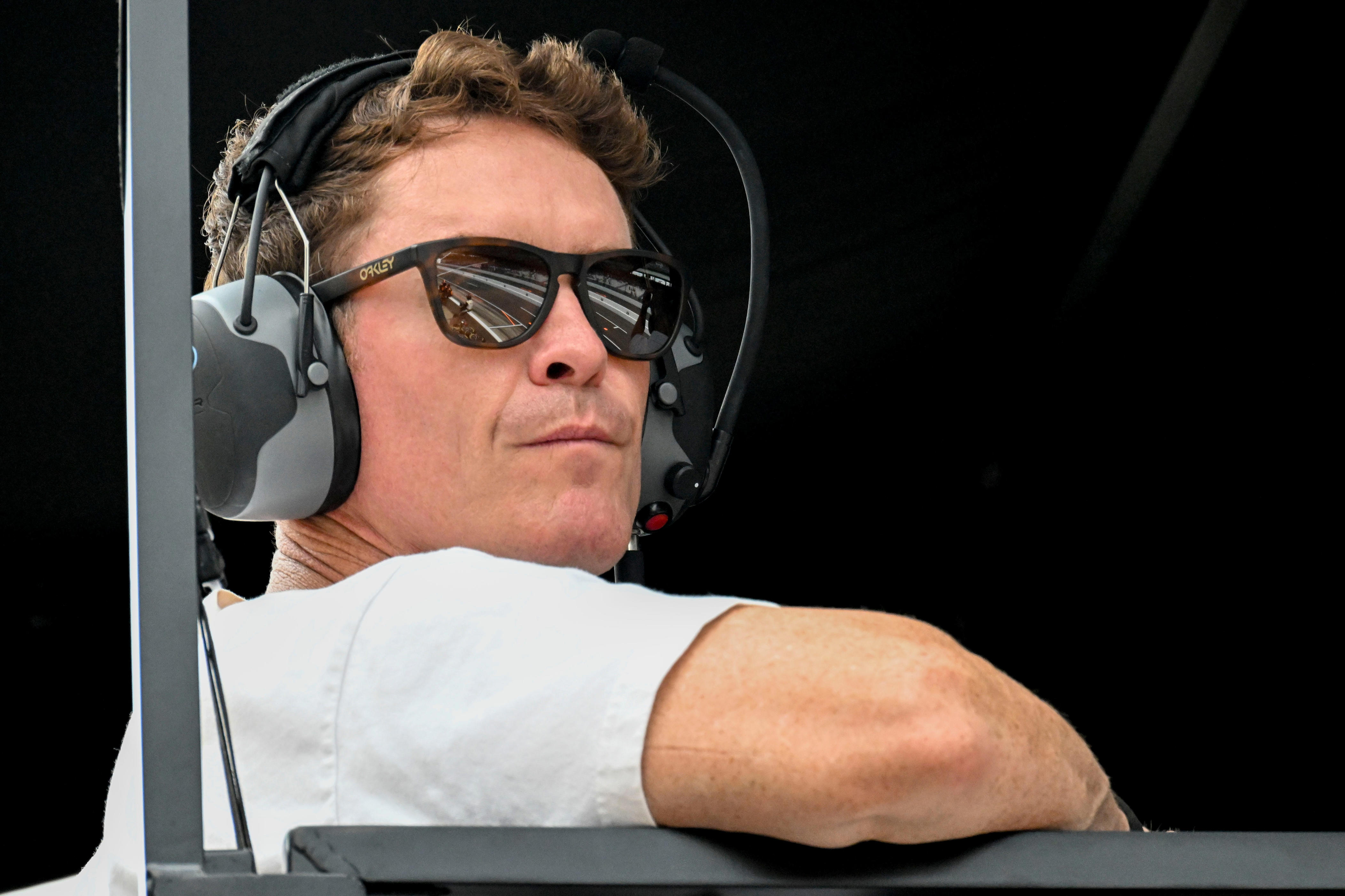 From one bank to another: Edward Jones sponsors Scott Dixon's new Arrow ...
