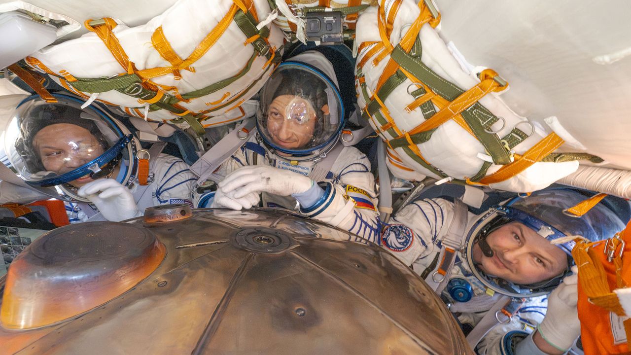 NASA astronaut, 2 cosmonauts return to Earth after 241 days on space ...