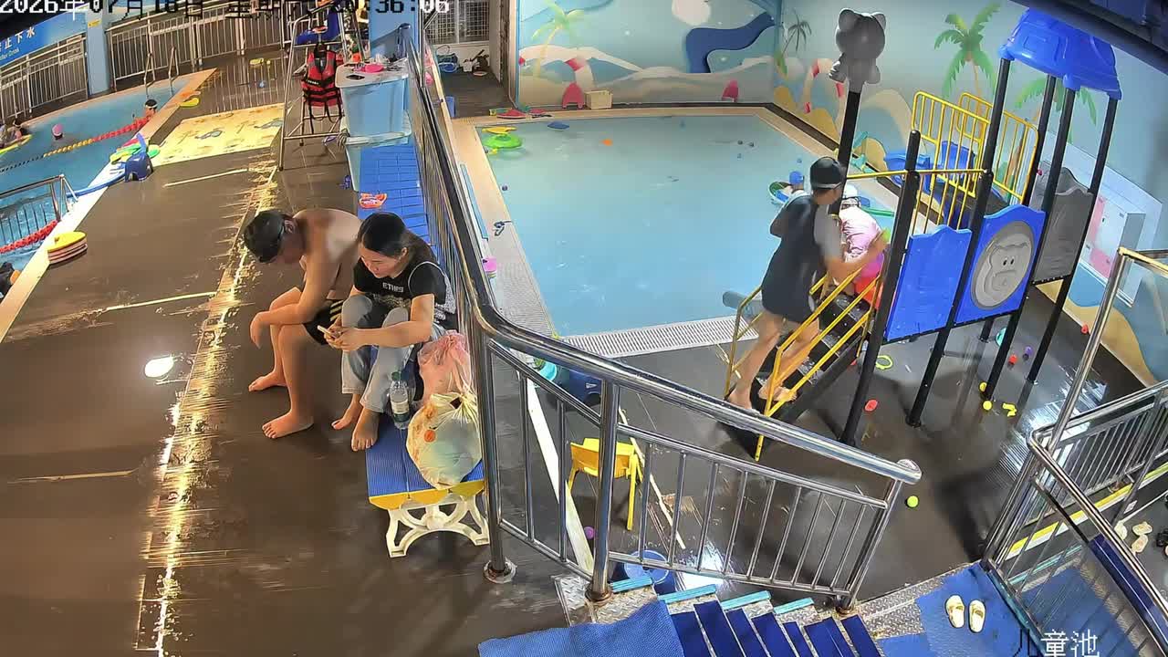 Pool slide overturns during water playground mishap in Guangdong, China