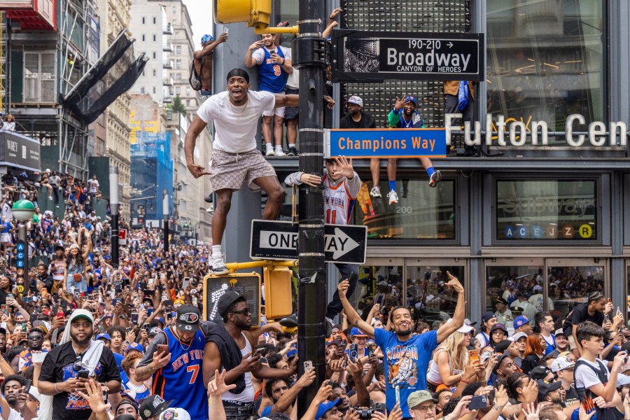 Knicks 'Champions Way' NYC street sign sells for over $30K at auction
