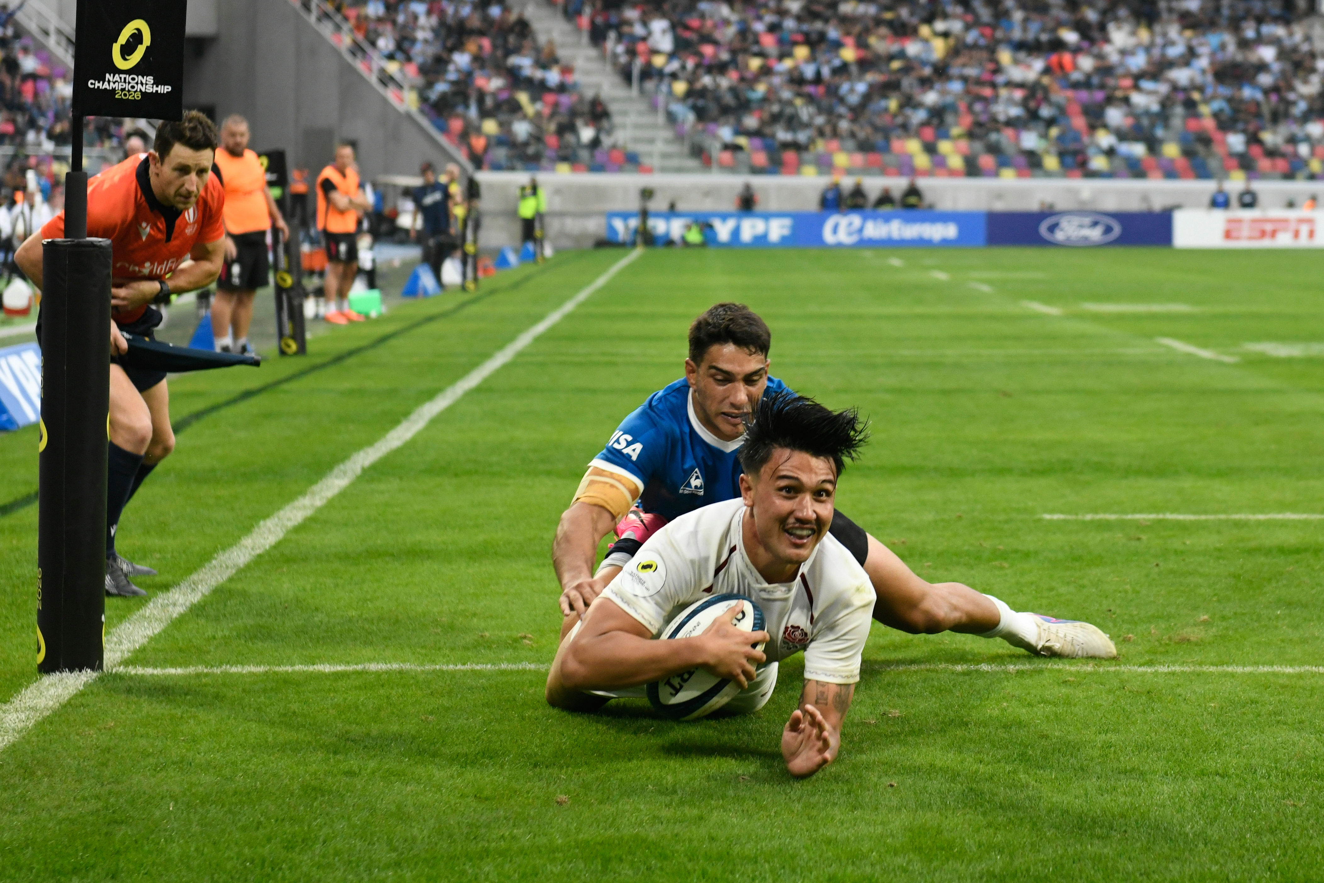 England holds on with 13 men to beat Argentina 31-26 in a match of 7 ...