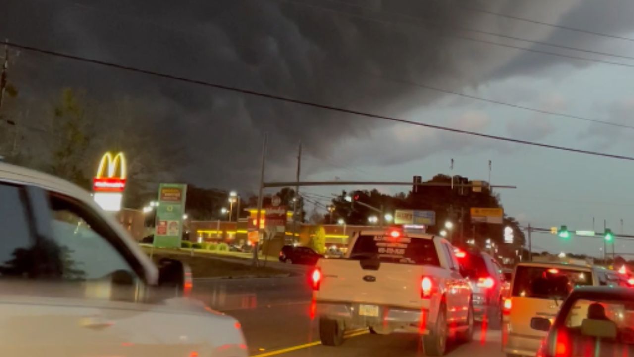 Unsettling cloud formation creates eerie scene with a striking contrast ...