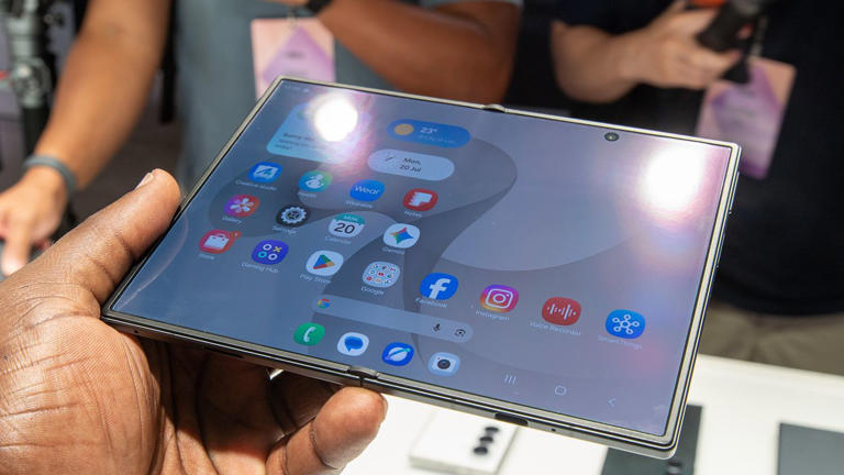 Samsung's Galaxy Z Fold 8 still skips the S Pen, and that's getting ...