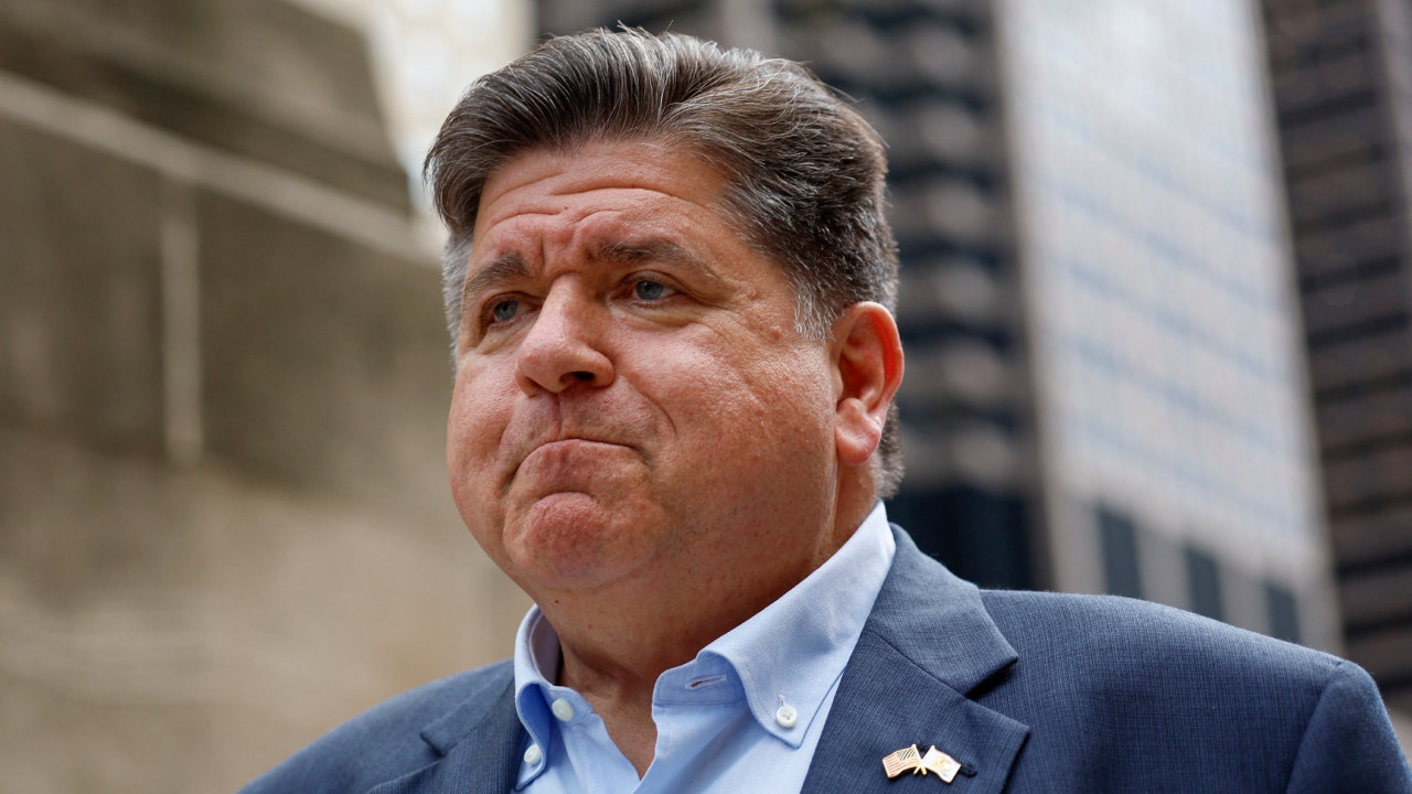 Pritzker signs online safety bill for Illinois children