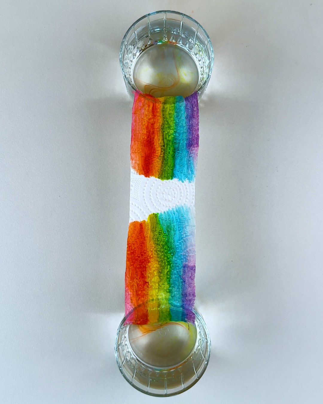 Paper towel turns into rainbow magic 🧻🌈