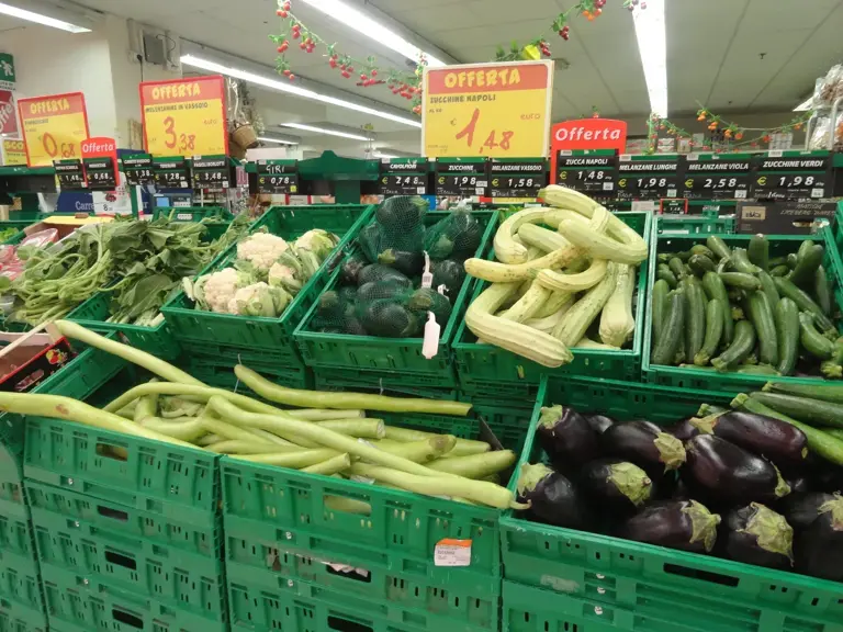 8 grocery store habits that instantly reveal you grew up poor