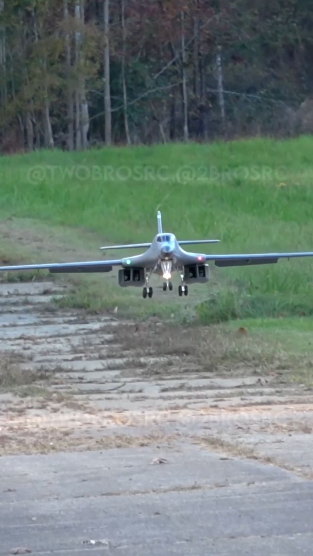 B-1B Lancer model plane performs smooth landing