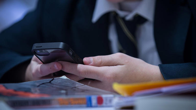 LAUSD students to return to classes Wednesday under new screen-time rules