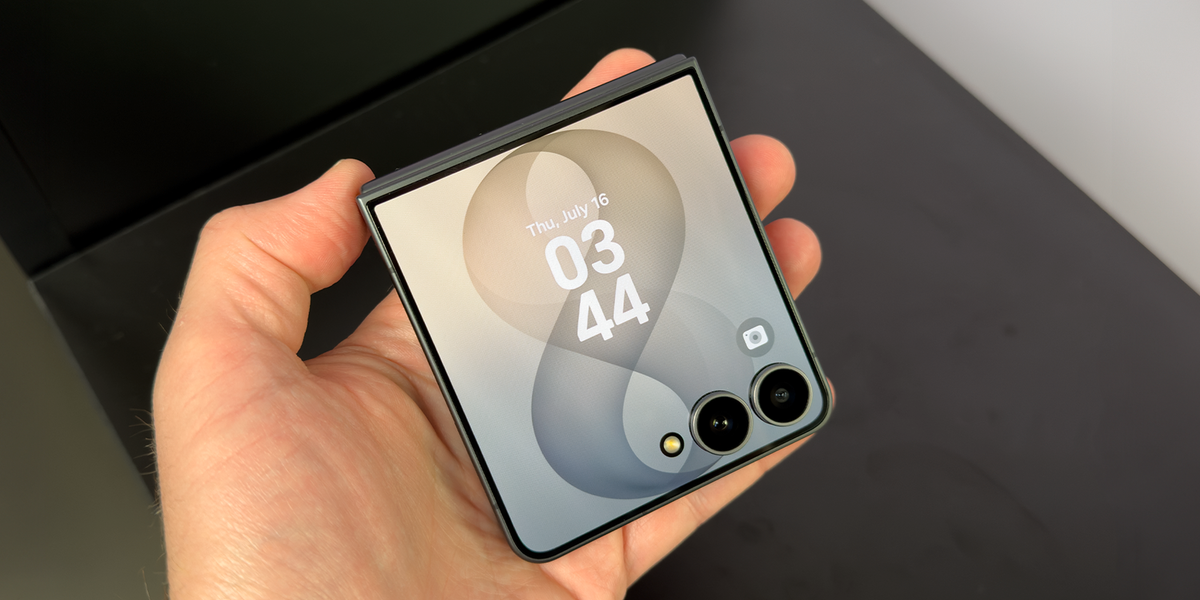 Samsung's new flip doesn't change much, but it's still the faster ...
