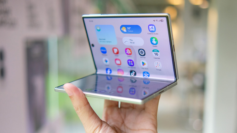 4 apps that can work differently on foldable phones
