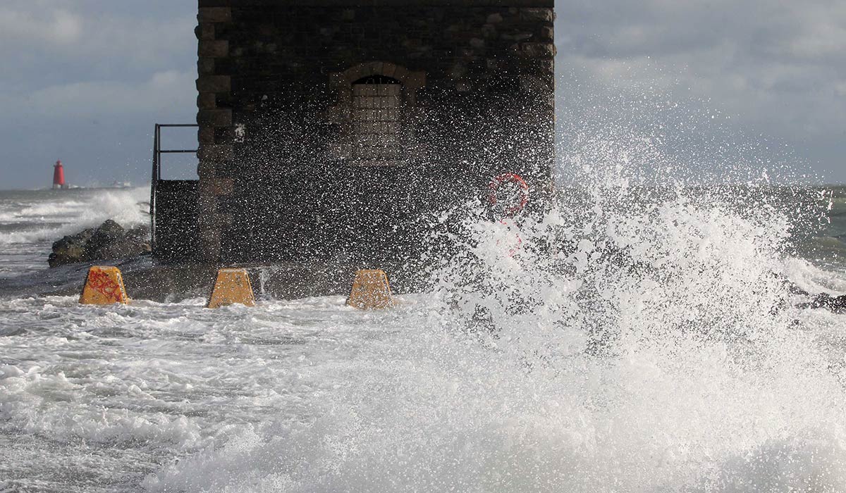 Met Eireann issues thunderstorm warning as 'unseasonably blustery ...