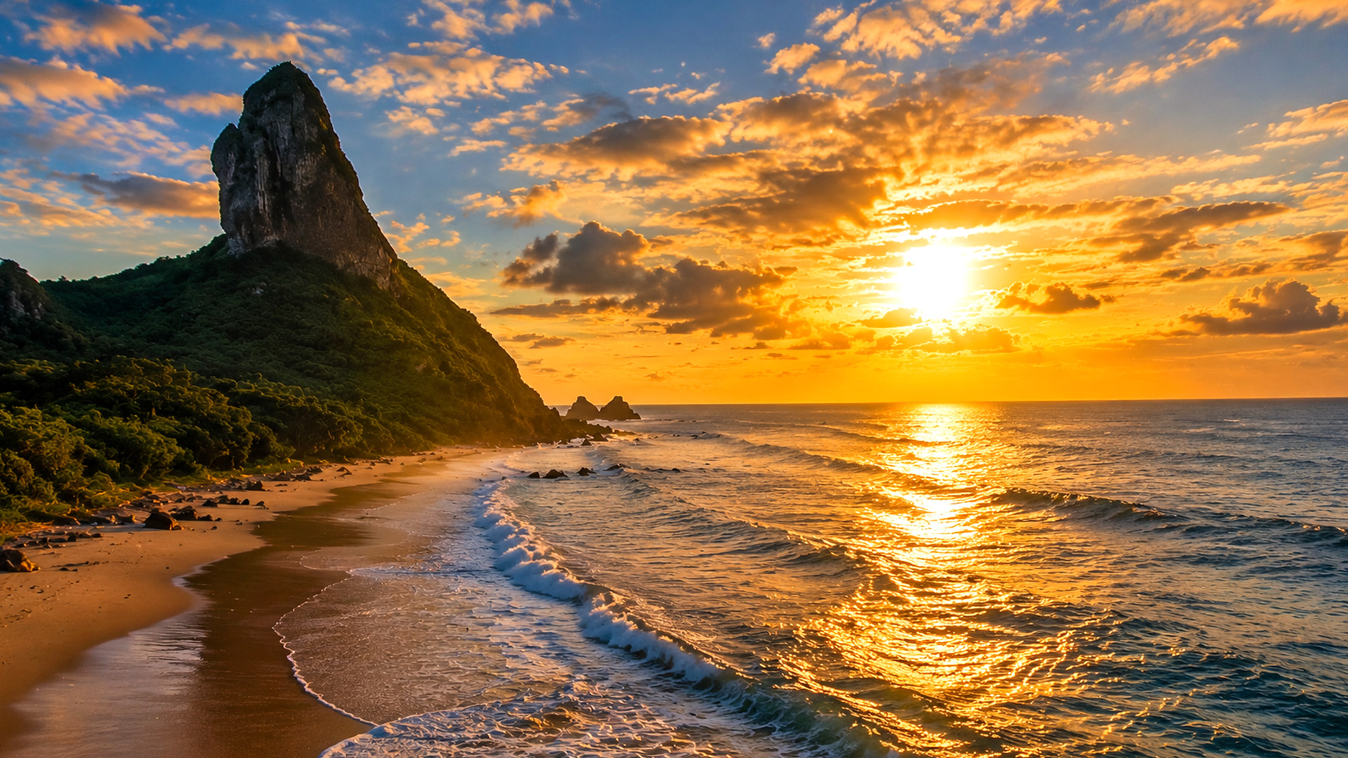 Fernando de Noronha iluminado por un atardecer dorado