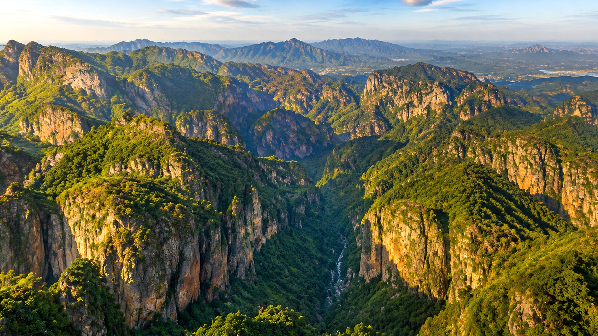 Montañas Yandang con cumbres cubiertas de niebla y valles espectaculares