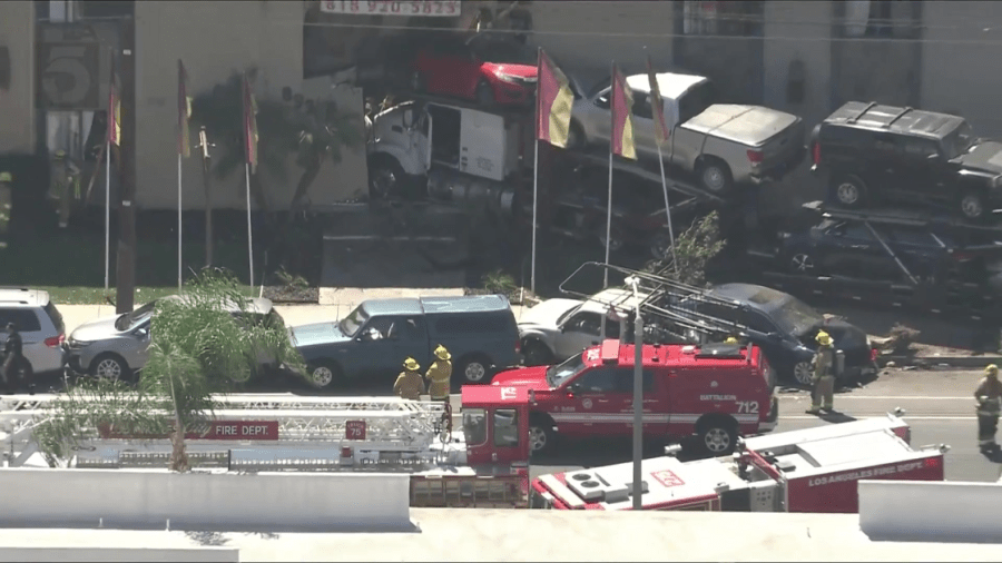 Semi-truck carrying cars crashes into apartment building in San ...