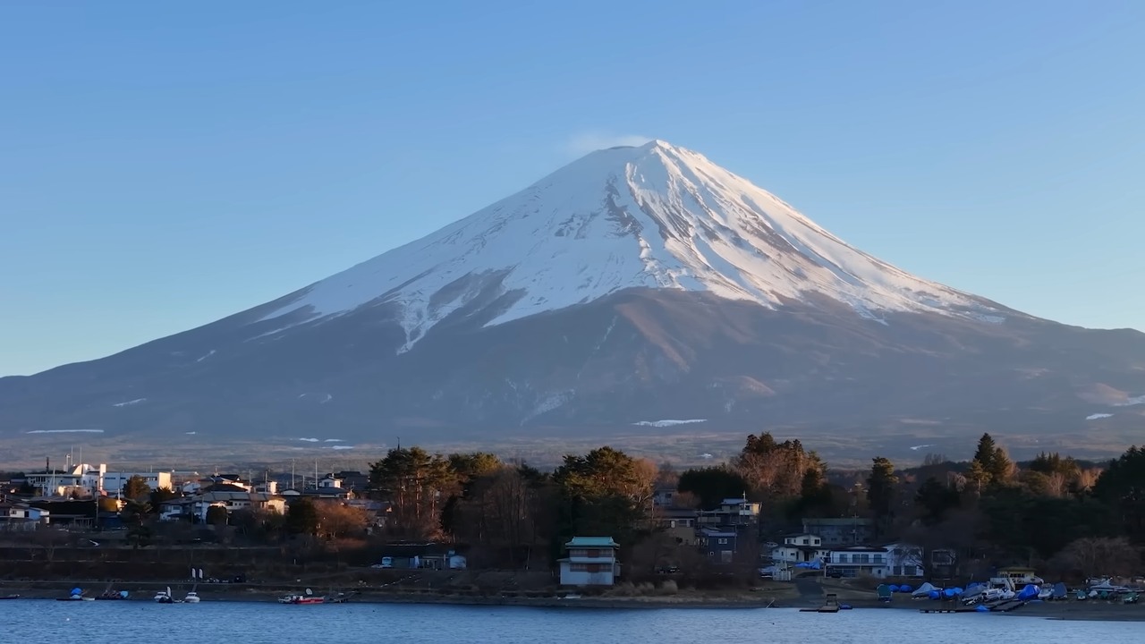 The world's tallest mountain hides a deadly zone where the human body ...