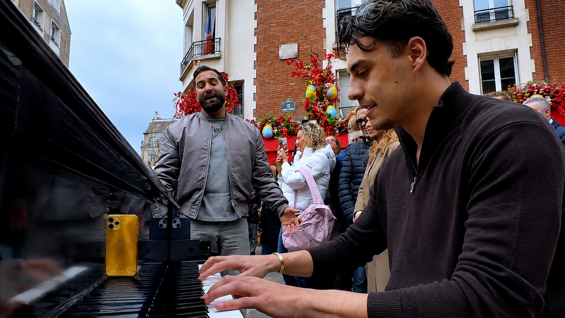 When a famous French artist joins a street piano performance