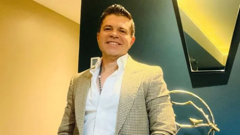 ¡Inesperado! Jorge Medina roba miradas en el concierto de Karol G en el ...