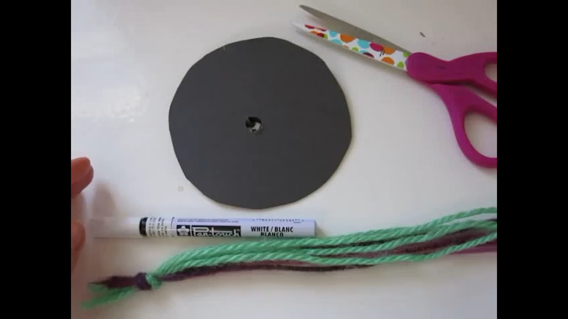 Cord weaving for children: Easy weaving craft tutorial