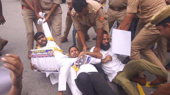 AAP students’ wing protests against shortage of teachers