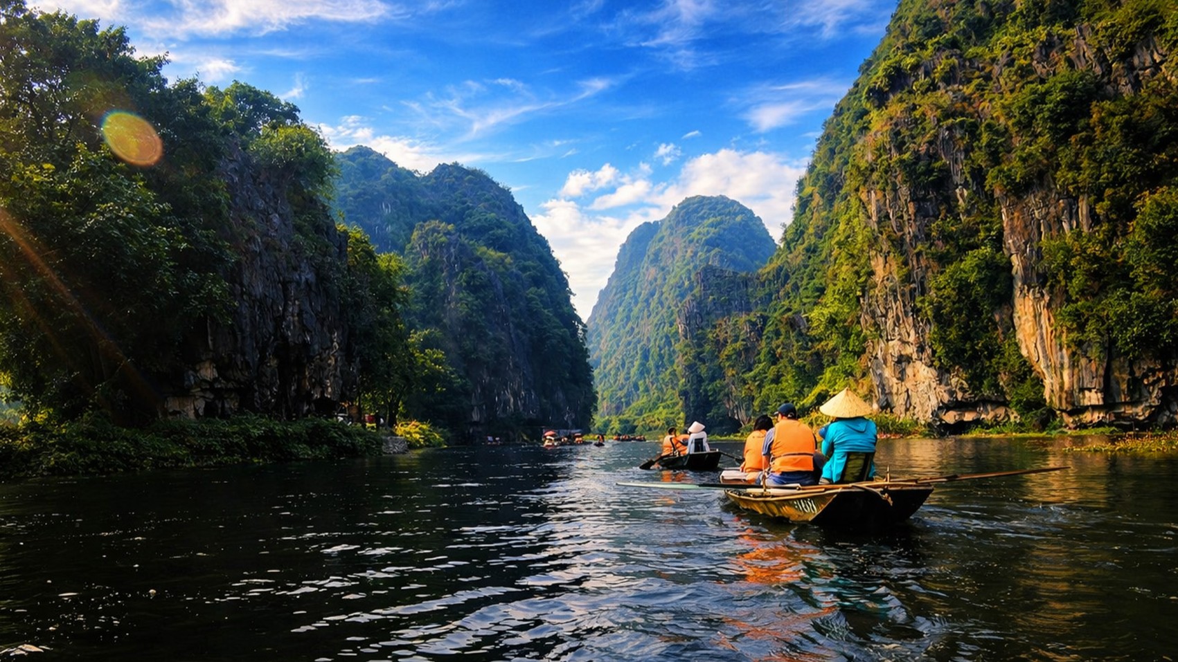 What is it like to boat through Tràng An?