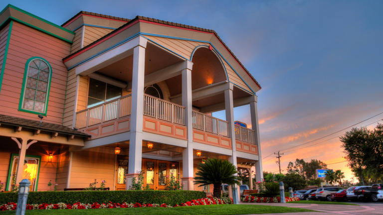Community hopes to keep Buck Owens’ Crystal Palace and Bakersfield ...
