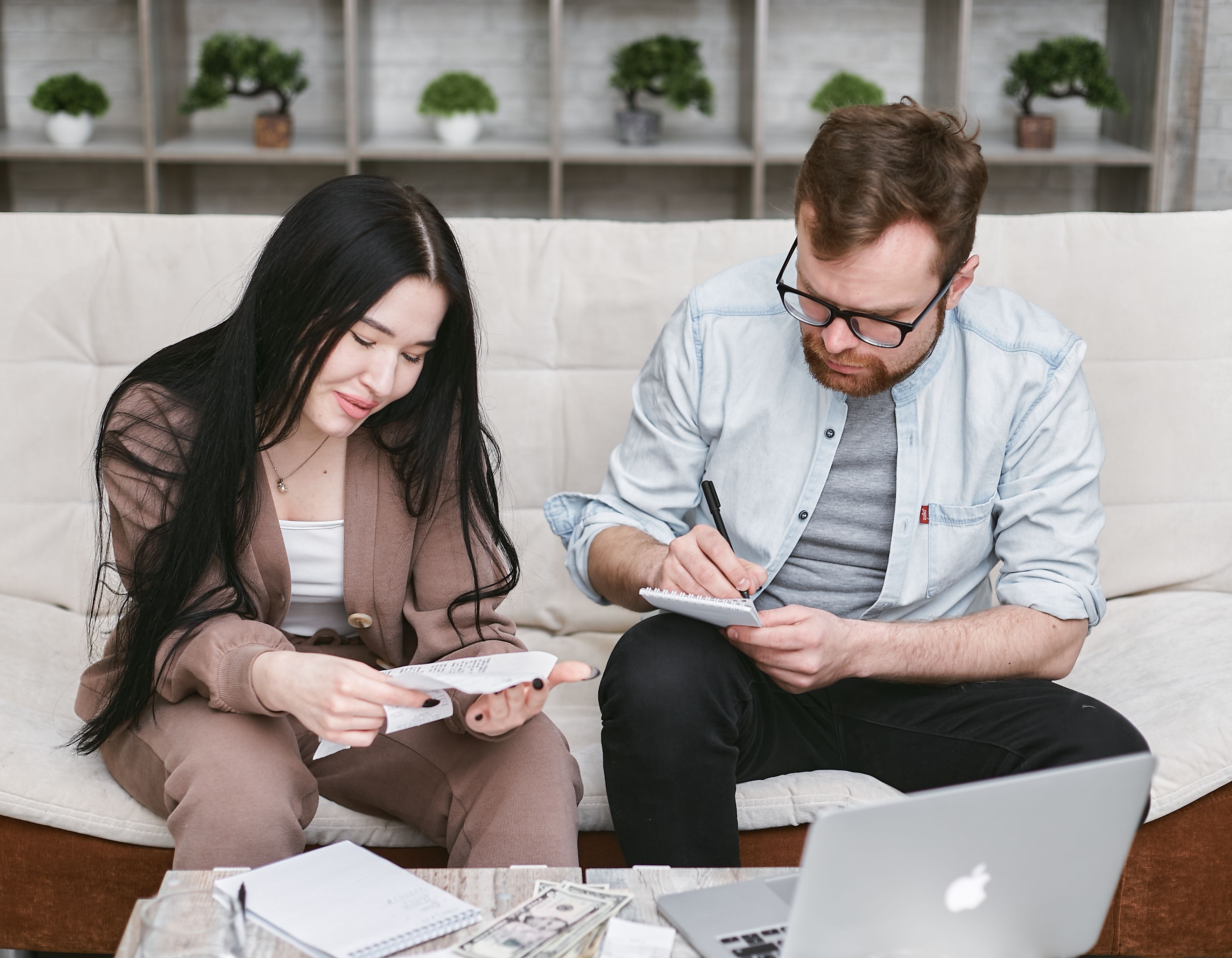 From investments to insurance: 8 financial gifts that can help your ...