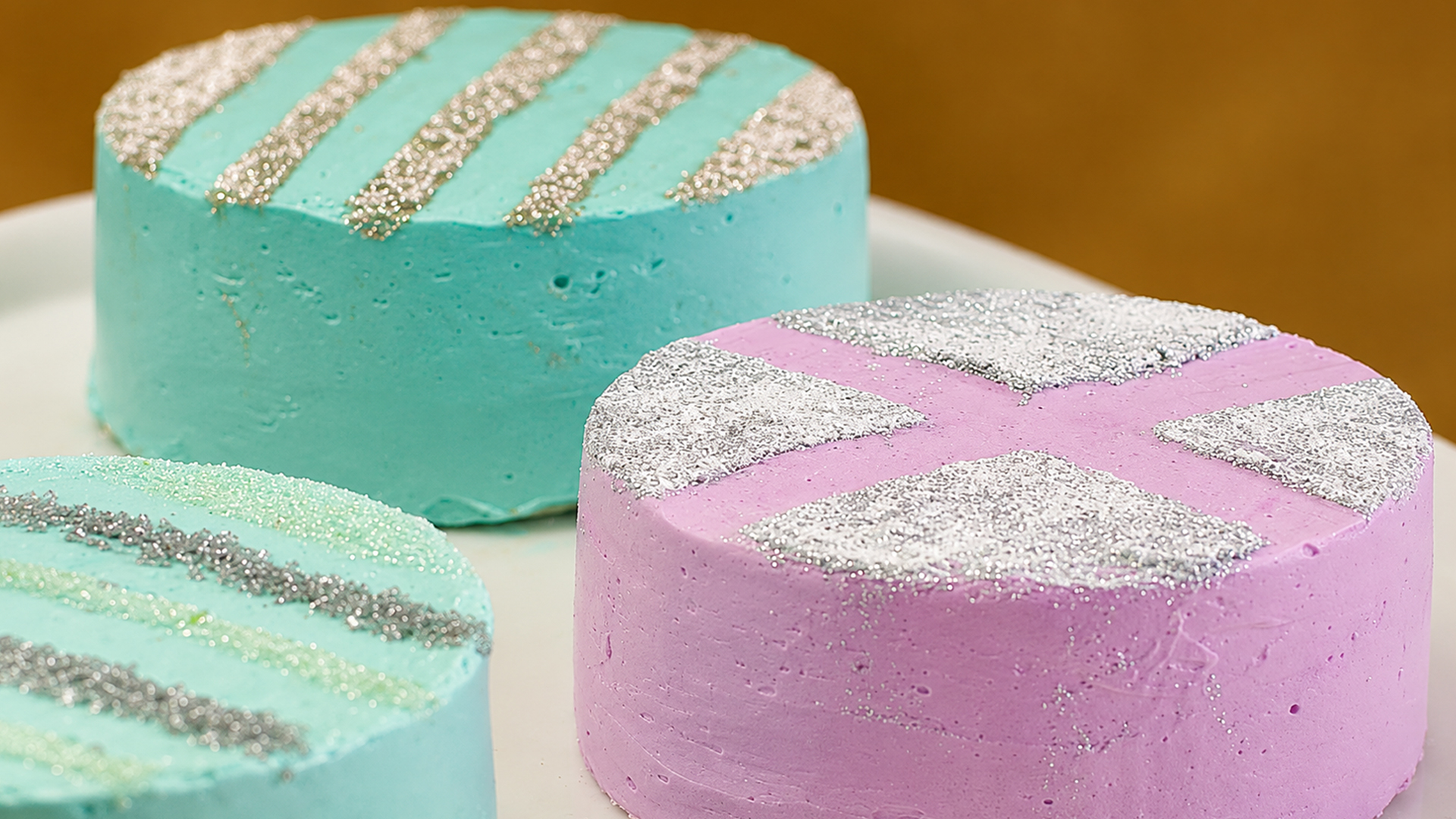 How to achieve a professional cake finish without a piping bag